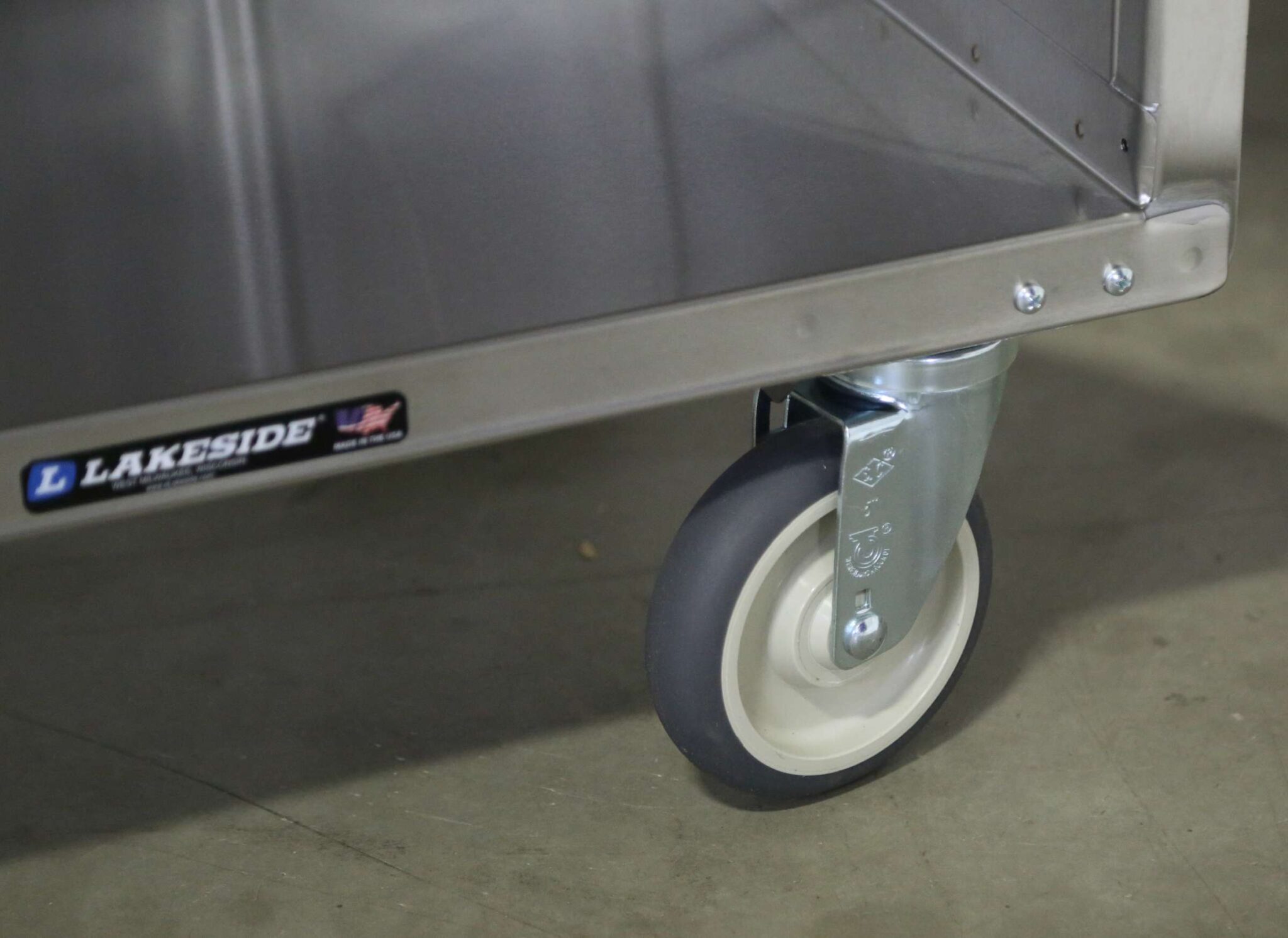 Lakeside 790 Enclosed Bussing Cart with Stainless Steel Ledge Rods for ...